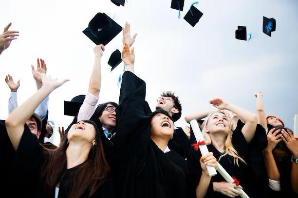 How to Dress for Graduation: Stylish and Comfortable Outfit Ideas for ...