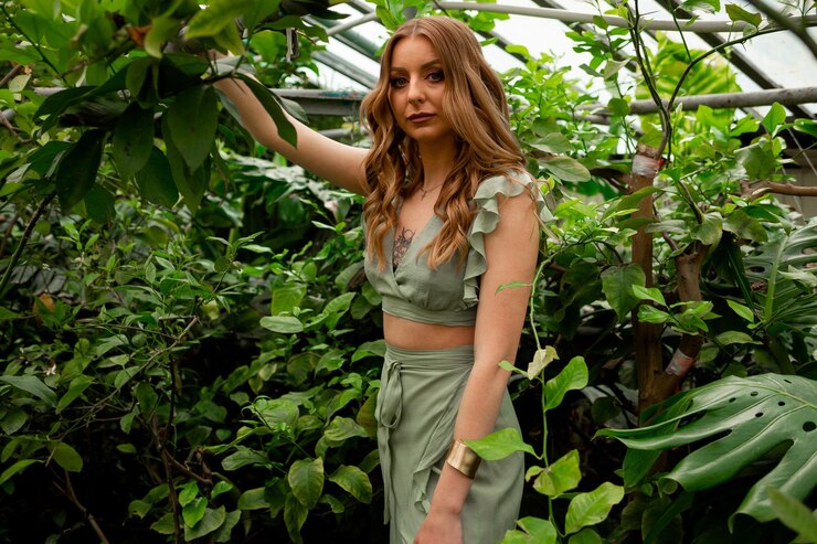 What to Wear with Green: 5 Easy Combos That Always Work - LifeInTrends