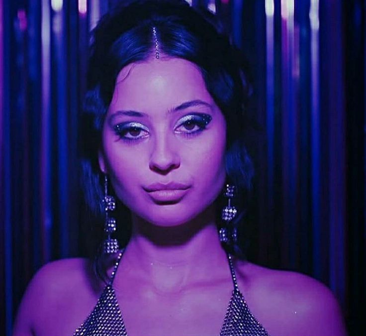 Euphoria Outfits: Unlocking the Style Secrets of HBO's Hit Series - Toptrends Guide