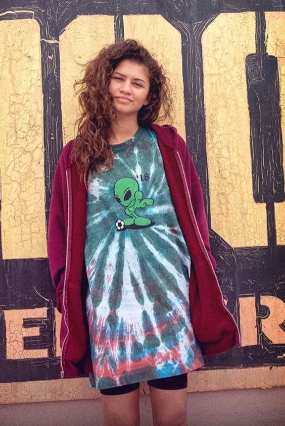 Rue's Style in Euphoria: Iconic Outfits for Every Occasion - Toptrends ...