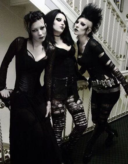 Trad Goth Outfits Inspo: How to Reinvent Fashion with Classic Pieces ...