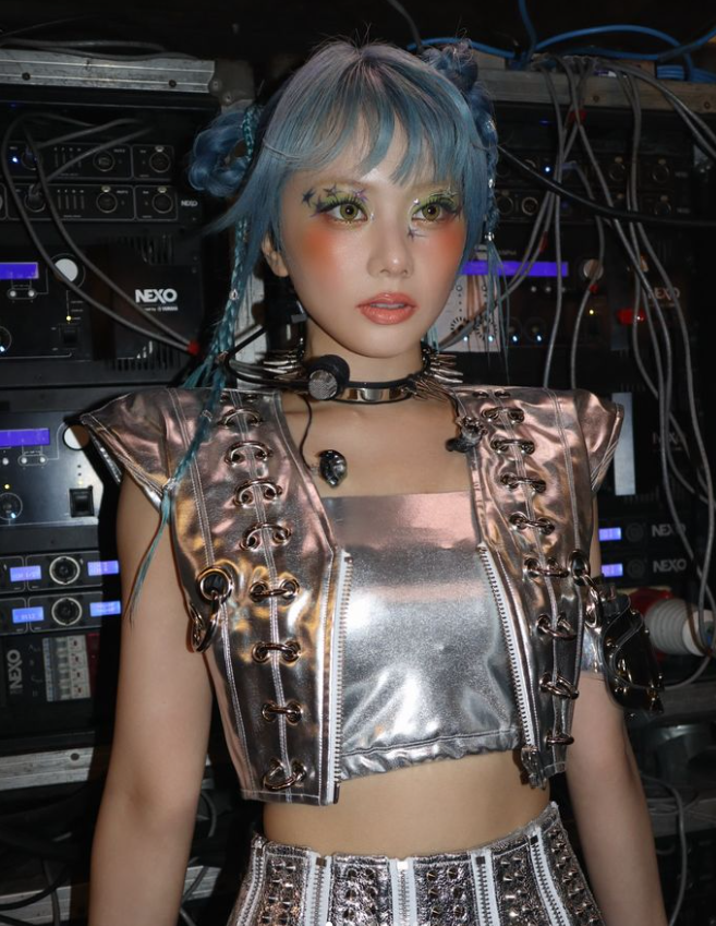 Y3K Outfits: Embrace Tomorrow with Futuristic Fashion - Toptrends Guide