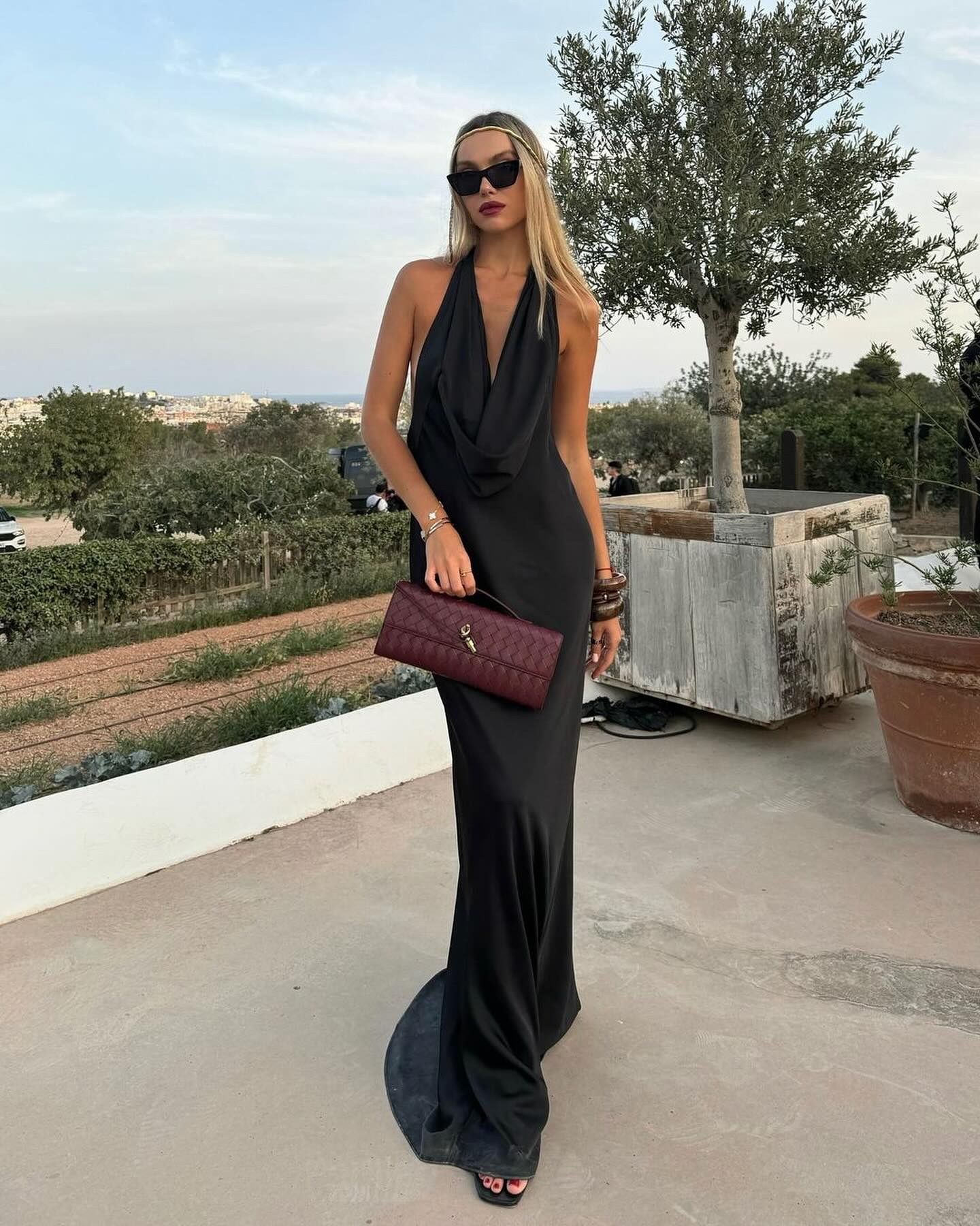 How To Style a Black Dress For a Party: The Ultimate Guide - Toptrends ...